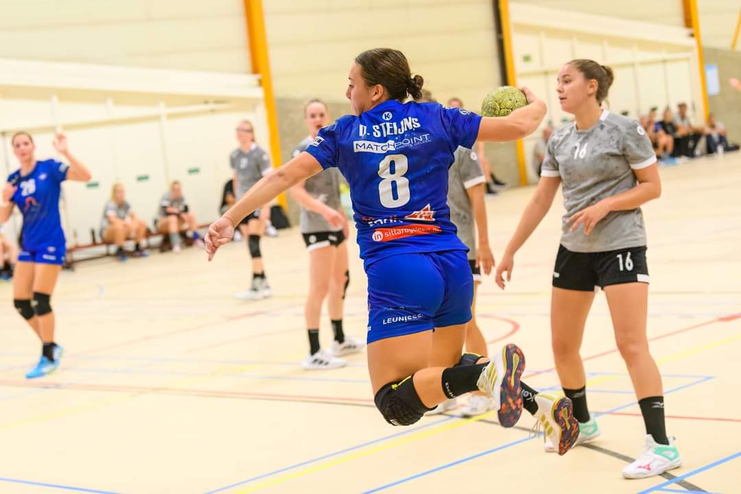 DANEE STEIJNS IN DE STARTBLOKKEN; DUELLEREN MET ZUS OM POSITIE OP FLANK ...