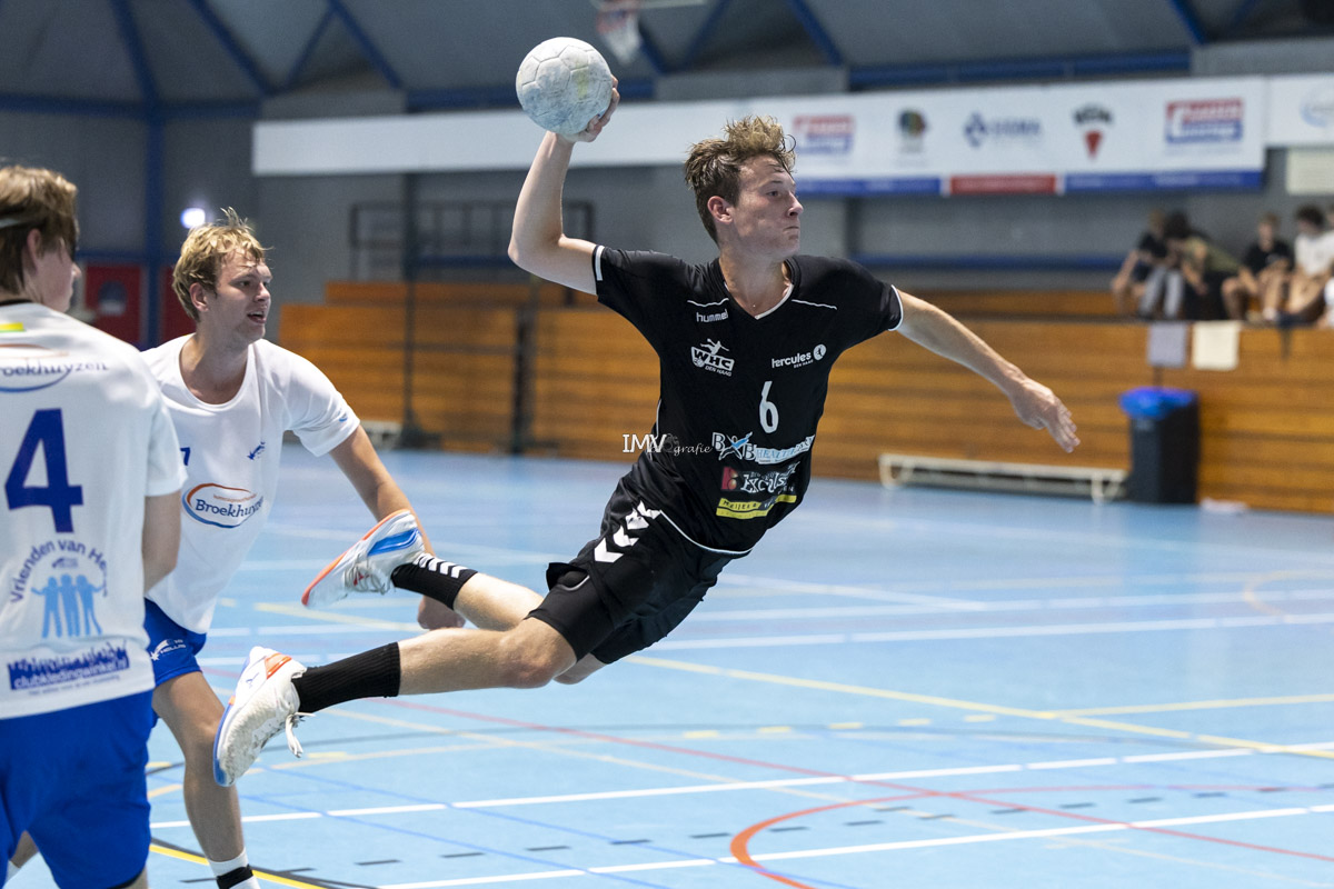 GENIETEN VAN WERVELEND SPEL HELLAS TIJDENS EENZIJDIGE DERBY ...
