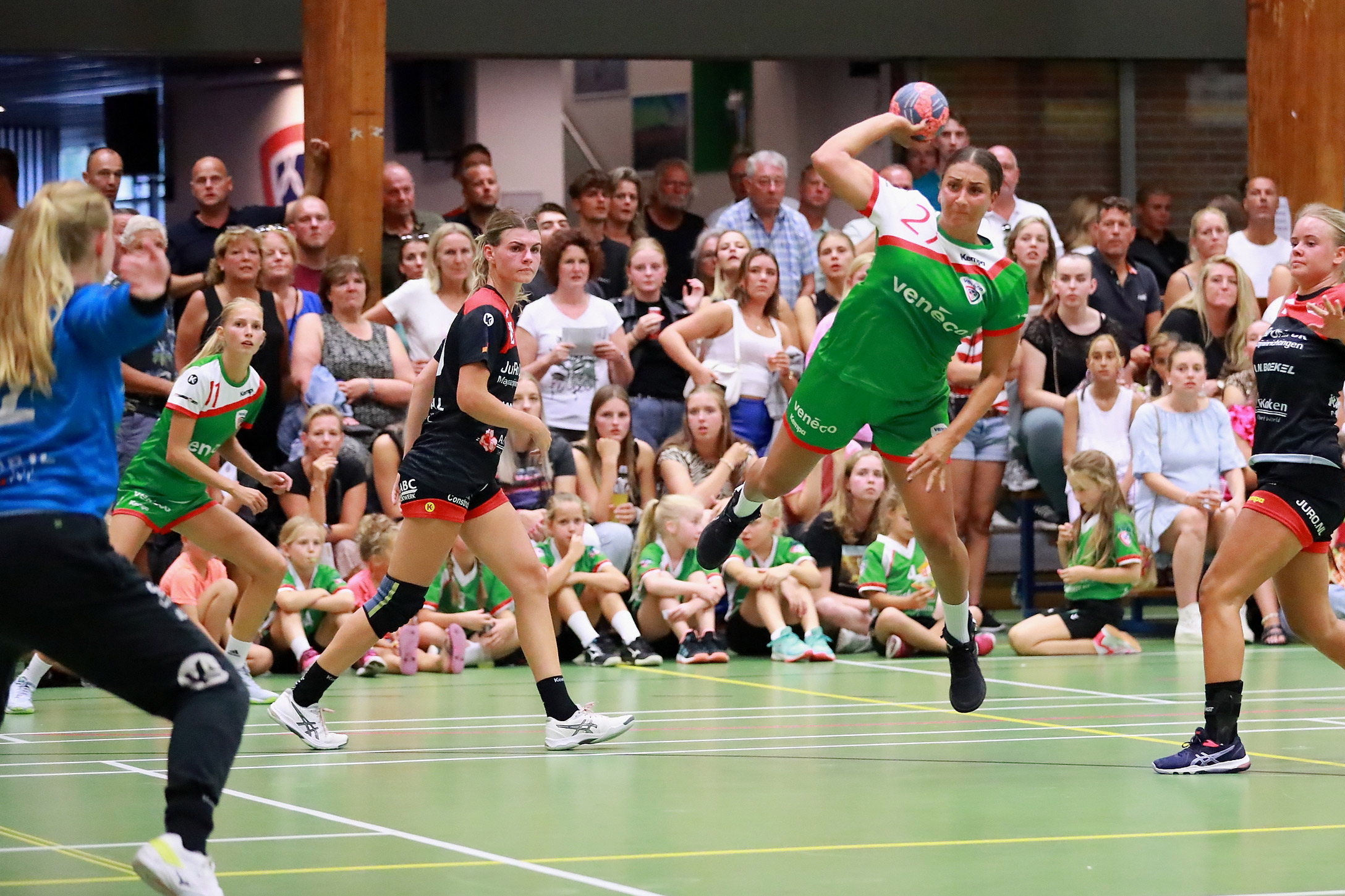 LIMBURGSE BLOEMEN VOOR WESTLANDSE SPEELSTERS | Handbalstartpunt - Dé ...